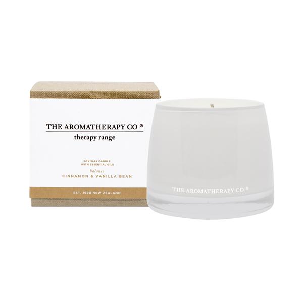 エッセンシャルオイルだけで香り付けされた植物性のキャンドル。再利用可能な蓋つきのガラス 容器に入り、レッドフリーのコットンウィックとソイワックスが優しく香りを芳香させます。サイズ:W113×D111×H102mm内容量:260gburnin...