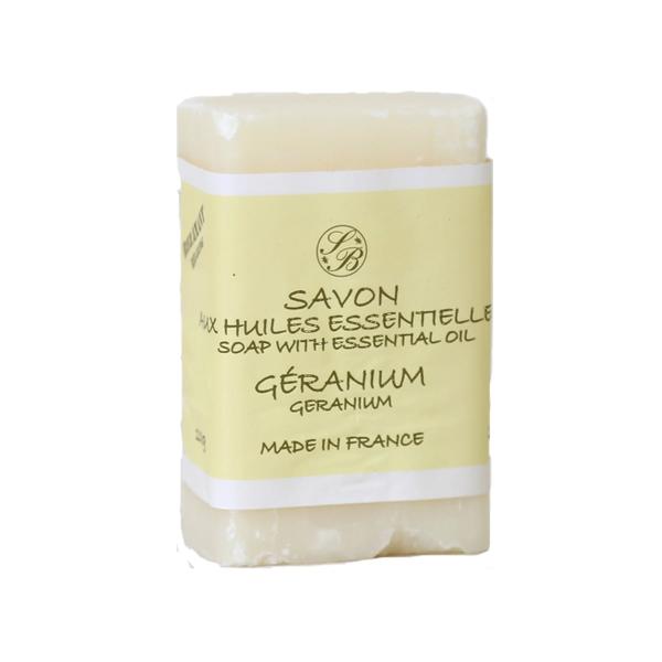 ナチュラルソープナチュラルな素材を存分に活かしたソープ。エッセンシャルオイルのフレッシュな香りが日々の暮らしに安らぎを与えます。植物性の石けんで、お肌にも優しくしっとりとした洗いあがりです。身体も、洗顔にもお使いいただけます。made in...