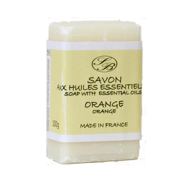 ナチュラルソープナチュラルな素材を存分に活かしたソープ。エッセンシャルオイルのフレッシュな香りが日々の暮らしに安らぎを与えます。植物性の石けんで、お肌にも優しくしっとりとした洗いあがりです。身体も、洗顔にもお使いいただけます。made in...