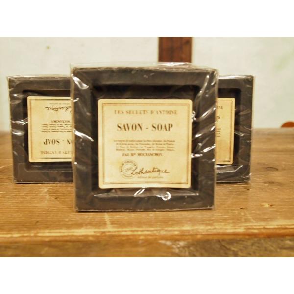 Les Secrets D'antoineシークレットアントワーヌアントワーヌは、植物の秘密をよく知っている人でした。多くの人が、わざわざ遠くから彼の話を聞きにやってきたものです。ロタンティックは、そのような彼に敬意を示し、ウッディー、シト...