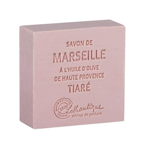 Lothantique（ロタンティック）マルセイユソープ。プロヴァンス産オリーブオイル使用、シアバター配合。豊かな泡立ちで肌をなめらかに洗い上げ、うるおいを与える固形石けん。サイズ65×65×25mm。原産国フランス（made in Fra...