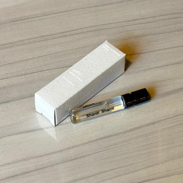 ■シャンティシャンティシャンティとはインドで平和を意味し、花びらが空を舞うような賑やかで幸せな平和をイメージして作られました。ばらの花びらの華やかな香りの中に、インドサンタルなどのオリエンタルなテイストがブレンドされた香りです。