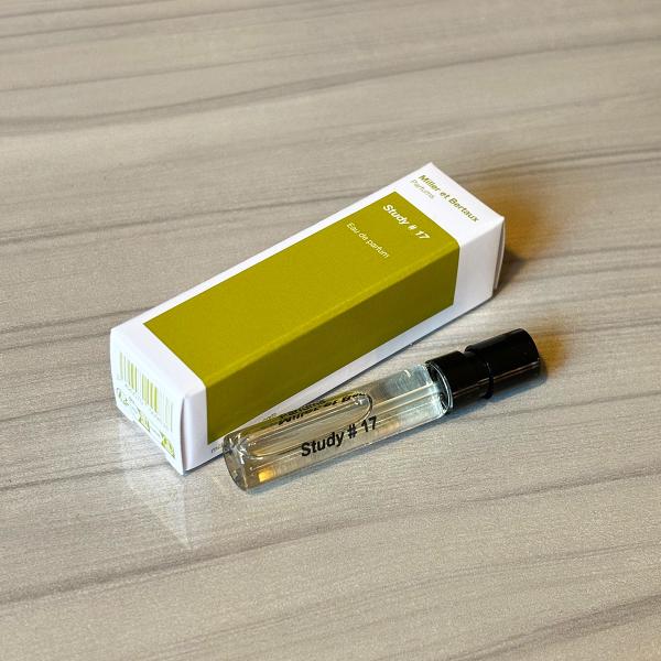 ■スタディ＃１７『さわやかな風,フレッシュな雨、ざわめく葉々、何もなくひろがる空間』彼らが愛するそんな自然をイメージして作られた香り。軽やかですっきりとしたカラマンシーの柑橘系にカシスやルバーブがブレンドされ、瑞々しく心地よい香りが広がります。