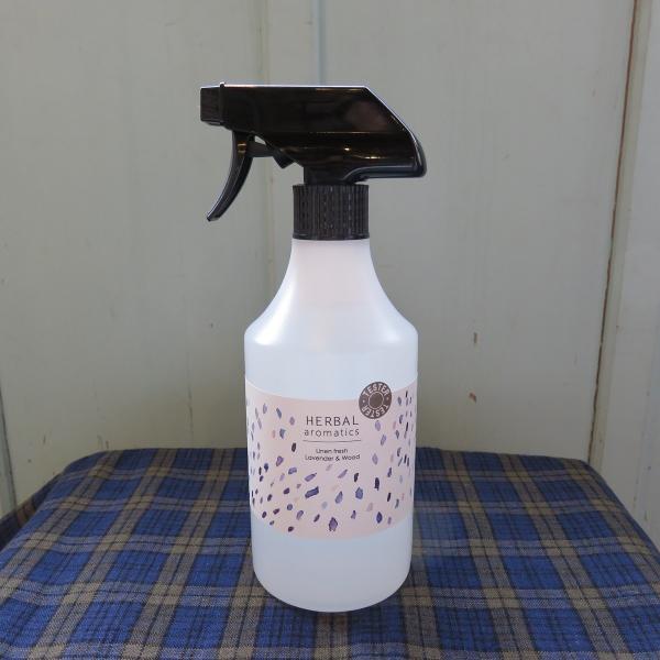 リネンフレッシュ500mlリネンやインテリアファブリックにひと吹きするだけで、ハーブの香りにリフレシュできるスプレータイプのリネンウォーターです。アイロンにかける際にスプレーしたり、スチーム用の水代わりに、希釈せず直接アイロンに入れてもお使...