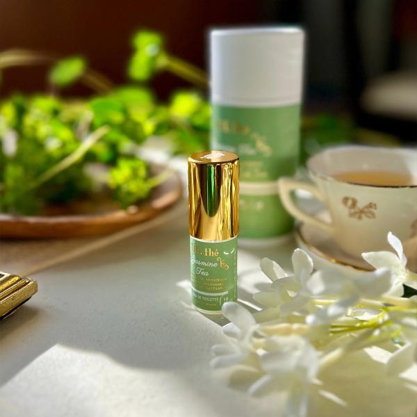 THE theザ・ティー数量限定販売春の訪れ。うっとり甘くもほろ苦さを感じる“ジャスミン”が香る“ジャスミンティー”シリーズ。Jasmin Tea出会いの多い春の季節にぴったりな、どんなシーンにもふさわしい上品で清楚なグリーン・フローラルの...
