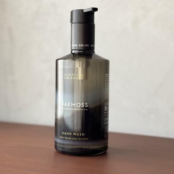 Scottish Fine Soaps（スコティッシュファインソープ）OAKMOSS ハンドソープ 300ml。肌にうるおいを与え、整えながらやさしく洗い上げるリキッドソープ。スコットランドの樹々のエッセンス（ナナカマド／ヨーロッパアカマツ...