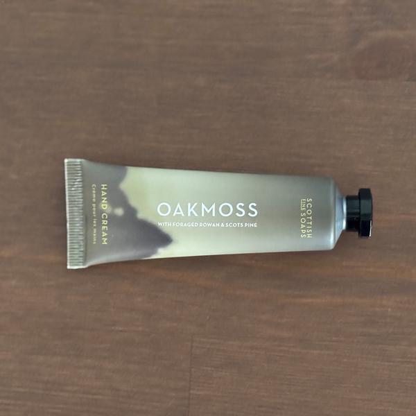Scottish Fine Soaps（スコティッシュファインソープ）OAKMOSS ハンドクリーム。シアバター、アーモンドオイル、オリーブオイル、カカオバターなど保湿成分を贅沢に配合し、しっとり潤う使い心地。スコットランドの樹々のエッセン...