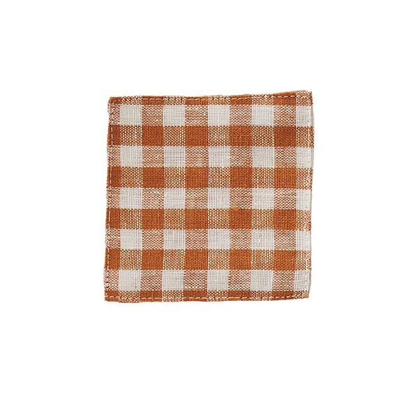 リネンコースターシンプルなグラスでもコースターを敷くだけでいつもと違う雰囲気に。またリネンは天然素材の中でも特に丈夫な生地。吸水性に優れ、乾きが早いのが特徴です。汚れたらさっとお洗濯、いつもの食卓に、おやつの時間に、ぜひ気軽にお使いください...