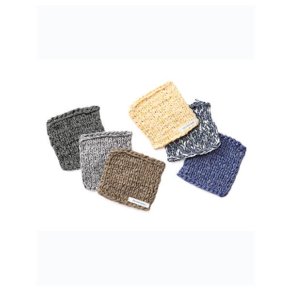 リネンテープニットマットカラーアソート色指定はできませんのでご了承ください。鍋敷きとしても、鍋つかみとしても使えるリネンのテープニットマット。キッチンクロスなどに使った生地のミミやハギレを利用して、一つ一つ丁寧に編んでいます。色は届いてから...
