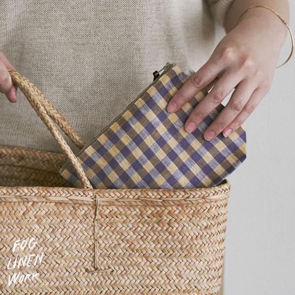 クリス ポーチ外出用の化粧品やハンカチなどを入れるのにちょうどいいサイズ。底面にマチがあるので、見た目以上にたっぷりと収納できます。色柄によって、メイク道具や、歯ブラシやマスクなどのエチケットセットなどを分けて使ってもいいですね。汚れたら気...