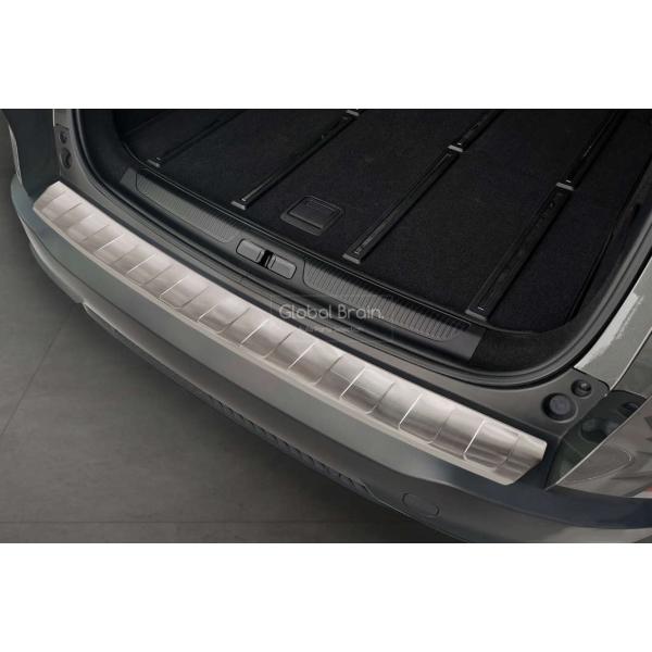 シトロエン C5 Xリア バンパー プロテクター ガード (シルバー)です。ドイツ製で後付け感も感じさせない精巧な製品です。大きい荷物,重い荷物の出し入れの際に擦れや傷から保護してくれる製品です。カラーはシルバーです。またリアビューに高級感...