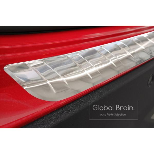 ご覧頂き誠に有難うございます。　2020-メルセデスベンツ GLA H247 リア バンパー プロテクター ガード シルバーです。ドイツ製で後付け感も感じさせない精巧な製品です。大きい荷物,重い荷物の出し入れの際に擦れや傷から保護してくれる...