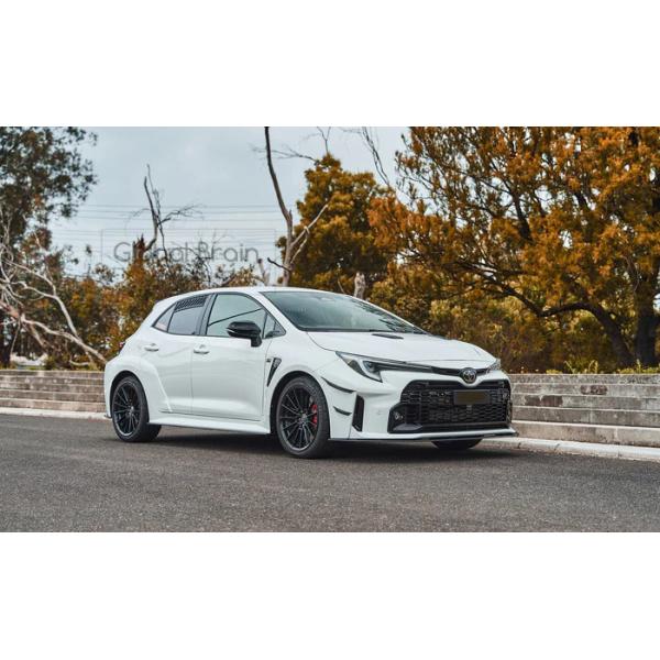 ご覧頂き誠に有難うございます。トヨタ GR カローラ フロント バンパー カナード です。AU発の大手エアロメーカー製です。お車の雰囲気を壊さず、バランス良くスポーティーに仕上げる事が可能です。純正ラインを崩さずに取り付けが出来るので上品に...