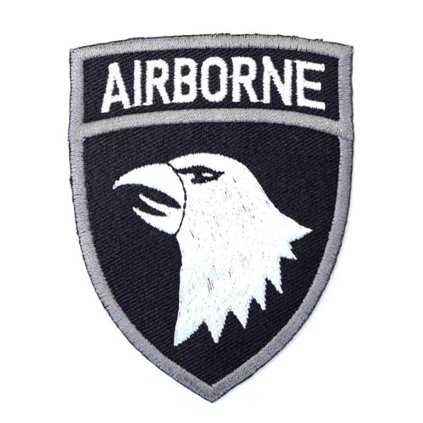 商品名 AIR BORNE ブラックイーグル 紋章 ミリタリーワッペン ワッペン取り付け方 接着する位置に正しく置いて、当て布をのせ、アイロンが直接生地にあたらないようにしてください。アイロンの温度は150℃前後（綿用）に保ち、約20秒間強...