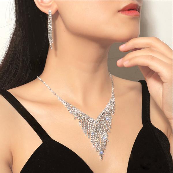 豪華 ビジュー ネックレスピアスセット キラキラ ラインストーン パーティーアクセサリー ドレス用 お呼ばれ フェミニンチェーンネックレス 結婚式ピアスセット キャバアクセサリー柔らかな輝きを放つ豪華ビジューのウェディングアクセサリー2点セ...