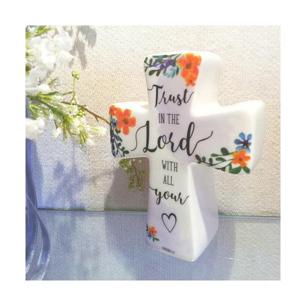 "Trust in the Lord with all you heart. Proverbs 3:5"「心をつくして主に信頼せよ、自分の知識にたよってはならない。箴言 第3章5節」聖書のみ言葉が中央に刻まれた、ポーセリン製の十字架の置物で...