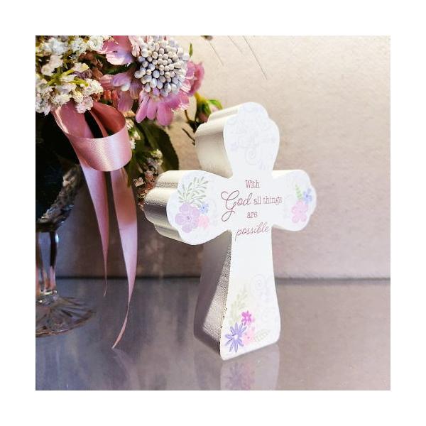 聖書のみ言葉とフローラルやスクロール柄が可愛らしい、十字架型の木製風置物です！置物としても、また後ろ側のフックで壁に掛けることも可能です♪※3デザインよりお選び頂けます。1. マタイの福音書19：26"With God all things...