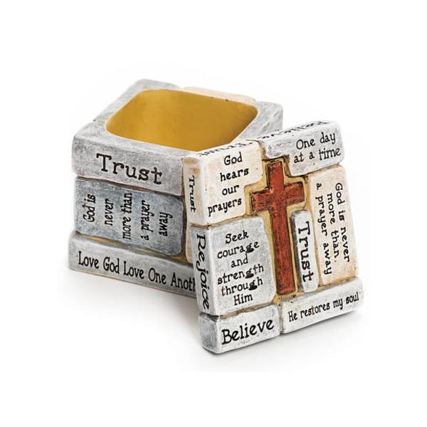 "Trust", "God hears our prayers", "Rejoice", "God is never more than a prayer away", "Believe"「信頼」、「神は私たちの祈りを聞き届けてくださいます...