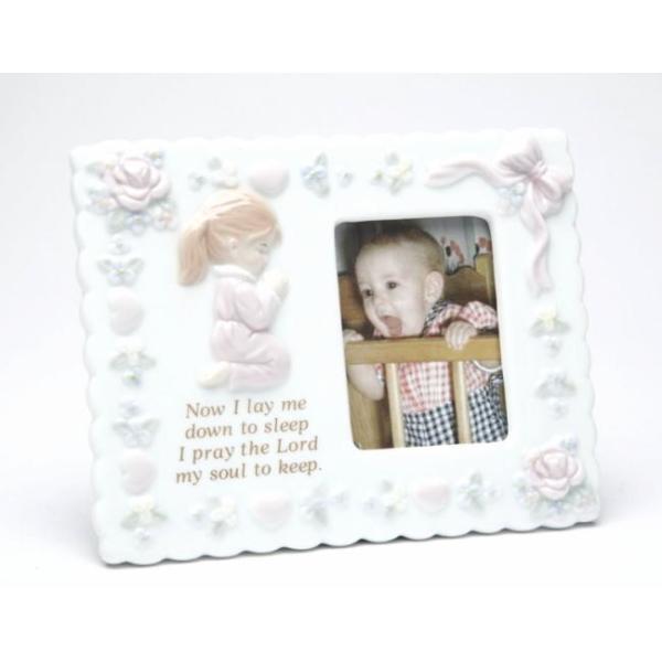 "Now I lay me down to sleep. I pray the Lord my soul to keep."「私は眠りにつきます。魂に安らぎが得られるよう、私は主に祈ります。」ひざまづきお祈りをする可愛らしい女の子や男の子の...