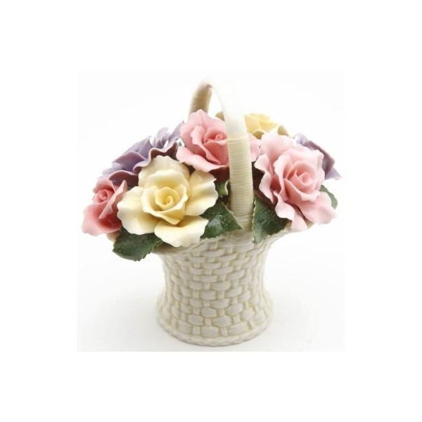編み目のあるバスケットに、たくさんの薔薇がアレンジされた、陶磁器製の置物です♪サイズ(cm)：　縦１１X横１１材質：　ポーセリン（陶磁器）