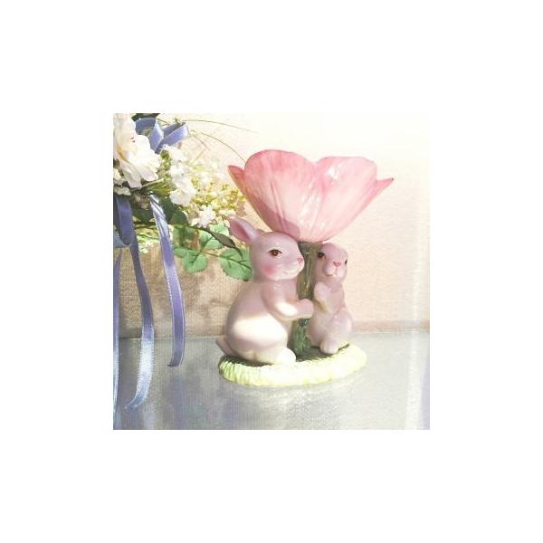 仲良くピンクのお花を持つウサギ達の、ほのぼのとしたティーライトホルダーです♪サイズ(cm)：　縦１３X横１１材質：　ポーセリン（陶磁器）