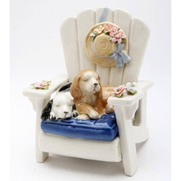 お帽子やお花が飾られたガーデンチェアーの上で、気持ち良さそうに眠る2匹の犬の、オルゴールです♪サイズ(cm)：　縦１８．４X横１３．４材質：　ポーセリン（陶磁器）オルゴール曲： Be With You
