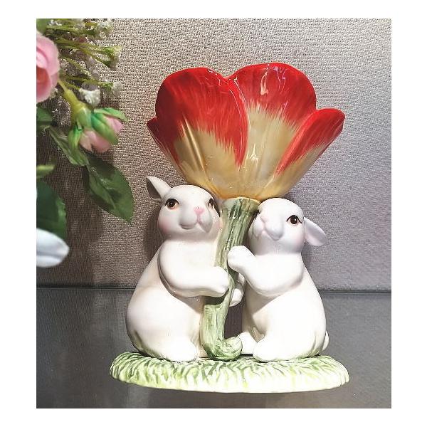 仲良くお花型のお皿を持つウサギ達の、ほのぼのとしたホルダーは、キャンディディッシュ等としても可愛らしいです♪サイズ(cm)：　縦１３X横１１材質：　ポーセリン（陶磁器）