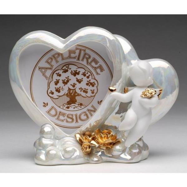 薔薇の花束をかかえ、手に小鳥を乗せる天使のハート型フォトフレームです♪サイズ(cm)：　高さ１０．８X横幅１３．４材質：　ポーセリン（陶磁器）