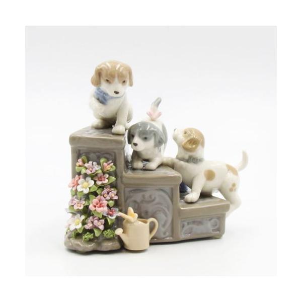 ビクトリアン調のガーデンステップに乗り遊ぶ子犬達のオルゴールです♪お玄関先などの素敵なインテリアになりそうです！サイズ(cm)：　縦１５X横１４．６材質：　ポーセリン（陶磁器）オルゴール曲：　"Puppy Love"