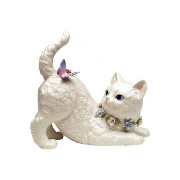 花輪の首輪した真っ白い猫ちゃんが、蝶々と戯れる可愛らしいオルゴールです♪サイズ(cm)：　縦１９X横１８材質：　ポーセリン（陶磁器）オルゴール曲：　　"Younger Than Springtime"