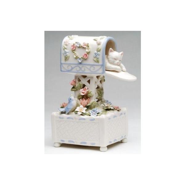 お花で飾られた家庭用ポストの中で、気持ち良さそうに眠る白いネコが癒されるオルゴールです♪サイズ(cm)：　縦１８X横１０．８材質：　ポーセリン（陶磁器）オルゴール曲：　"Memory"