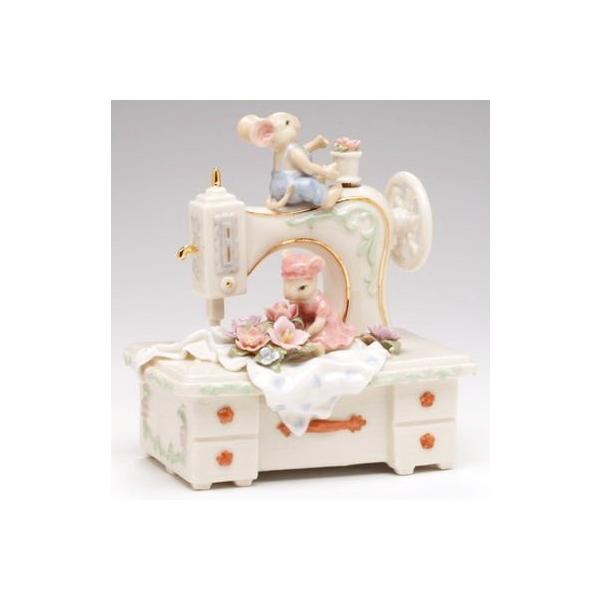 お花で飾られた、ビクトリアンなミシン型オルゴール♪上に乗る小さなネズミ達も可愛らしいです。お裁縫関係の方へのギフトにも良いかも！サイズ(cm)：　縦１５．３X横１３．４材質：　ポーセリン（陶磁器）オルゴール曲：　"My Favorite T...