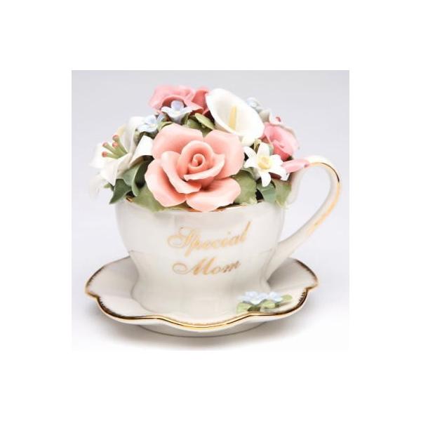 "Special Mom"上記のゴールド色の文字がカップに明記されている、特別なお母様へのプレゼントに最適な、カップアンドソーサー型のオルゴールです♪カップには、盛沢山のお花がアレンジされています！サイズ(cm)：　縦１２X横１３材質：　ポ...
