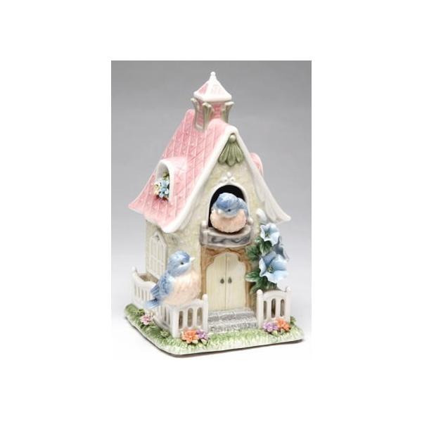 ピンクのお屋根の鳥小屋には、2羽の青い鳥が可愛らしいオルゴールです♪サイズ(cm)：　高さ１８X横１１材質：　ポーセリン（陶磁器）オルゴール曲： "美しく青きドナウ"