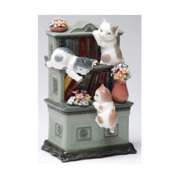 アンティーク調の本棚の上で無邪気に遊ぶ子猫達のオルゴールです♪オフィスや書斎などのインテリアに最適です！サイズ(cm)：　縦１５．３X横１０．２材質：　ポーセリン（陶磁器）オルゴール曲：　　"Fur Elise"