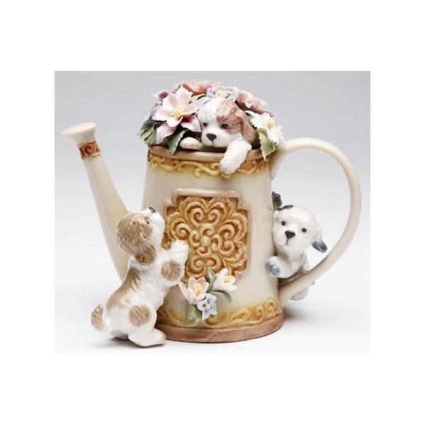 お花で飾られたじょうろの傍らで、かくれんぼをして遊ぶ3匹の子犬達のオルゴールです♪サイズ(cm)：　縦１３X横１５．３材質：　ポーセリン（陶磁器）オルゴール曲：　"The Doggie In The Window"