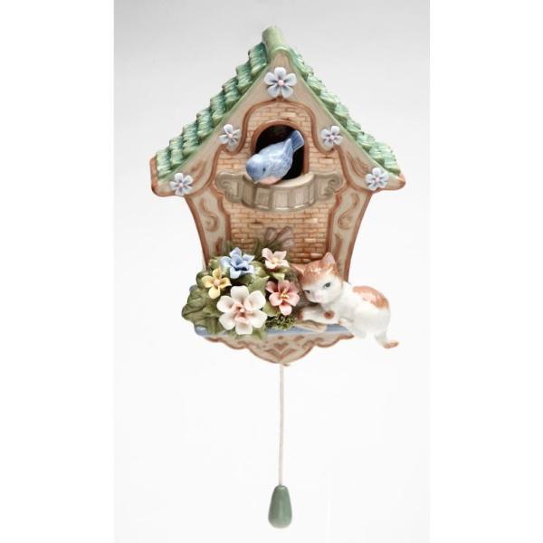 青い鳥が顔を覗かせるバードハウスの上には、お花の傍らで休む子猫ちゃんの姿も可愛らしいオルゴールです♪サイズ(cm)：　縦１６．２X横１２．４材質：　ポーセリン（陶磁器）オルゴール曲：　"Blue Danube Waltz"