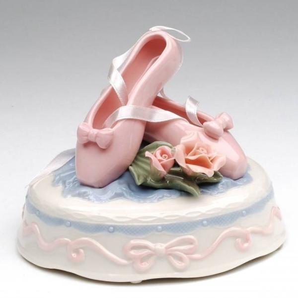 リボンで飾られたバレリーナのトウシューズと薔薇のお花が素敵なポーセリンのオルゴールです♪サイズ(cm)：　縦１０．８X横１２．７X奥行き１１．４材質：　ポーセリン（陶磁器）オルゴール曲：　バレリーナ