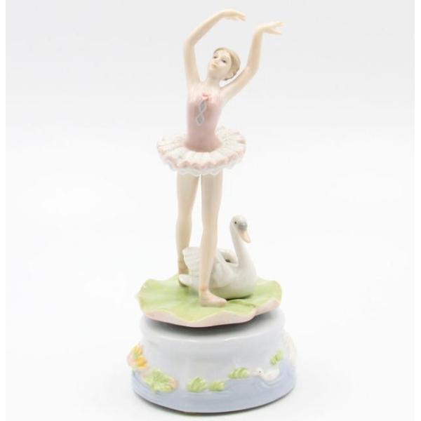 白鳥の湖のオルゴールの音色と共にまわるバレリーナと白鳥のポーセリン製オルゴールです♪サイズ(cm)：　縦１９X横１０材質：　ポーセリン（陶磁器）オルゴール曲：　"Swan Lake"