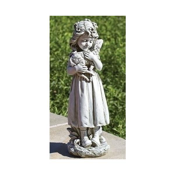 頭に花輪を付けた可愛らしい女の子が、子羊を大事そうに胸に抱いているガーデン用置物です♪材質：　ポリレジンサイズ(cm)：　高さ４１X横幅１３X奥行き１４