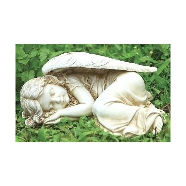 両手を頬にあて、すやすやと気持ちよさそうに眠る天使の置物です♪材質：　ストーンレジンサイズ(cm)：　高さ１３X横幅１９X奥行３０※「ルパンの娘」のセットの一部として用いられました♪