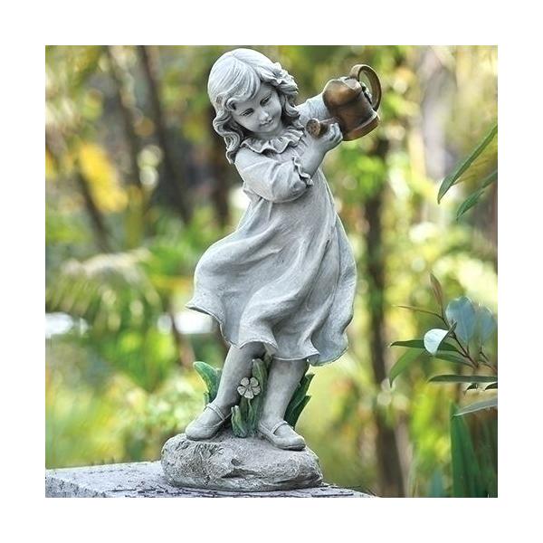 ジョウロで足元のお花に水をあげる可愛らしい女の子の、ガーデン用置物です！サイズ(cm)：　高さ５６X横幅２７X奥行２８材質：　レジンストーン