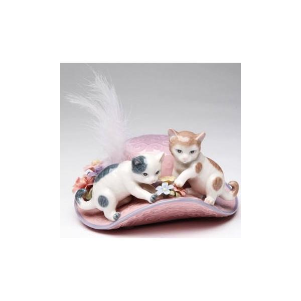 ビクトリアンハットの上で仲良く戯れるネコちゃん達のおしゃれなオルゴールです♪動物好きの方へのプレゼントとしても喜ばれそうです！サイズ(cm)：　縦１３X横１３．４材質：　陶磁器オルゴール曲：　 "Playmates"