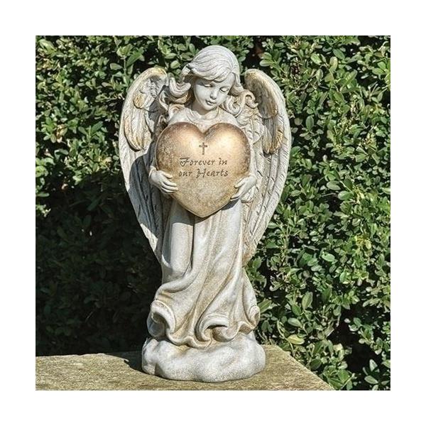 "Forever in our Hearts"　「私たちの心の中で永遠に」上記の言葉が刻まれた大きなゴールドのハートを手に佇む、アンティーク調に作られたガーデン用天使の置物です♪サイズ(cm)：　縦３１X横幅１６．５X奥行き１１．２材質：　...