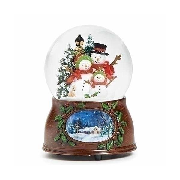 雪が積ったクリスマスツリーの前に仲良く並ぶスノーマン親子のスノードームです！アンティーク調の土台には、雪景色のフレームのまわりを柊が縁織りされています♪サイズ(cm)：　高さ14.3X直径10.8材質：　レジン、ガラス、メタルオルゴール曲：...