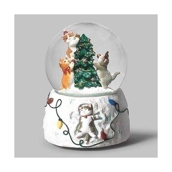 無邪気にツリーと戯れる3匹の子猫たちのスノードームです！土台には、はしゃぐ子猫とクリスマス・ライティングの模様がエンボス加工されています♪サイズ(cm)：　高さ13X直径10.2材質：　レジン、ガラス、メタルオルゴール曲： We wish ...