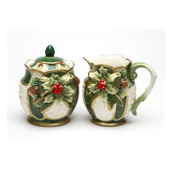 ビクトリアン模様のエンボス加工に、白とグリーンのツートーン色、正面のポインセチア・モチーフも素敵です♪サイズ(cm)：　シュガー： 高さ11X横幅9.2X奥行9.2クリーマー： 高さ9.2X横幅11X奥行8材質：　ポーセリン（陶磁器）