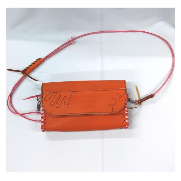 ★野球グローブの残り革を利用して、店内の工房で手作りで！グローブの素材と加工技術をふんだんに使って一つ一つ作っています。★ステッチがアクセントになっています。本体の正面はウェブの型抜き跡とグローブの形をモチーフにしたものを、後ろは桜の花びら...