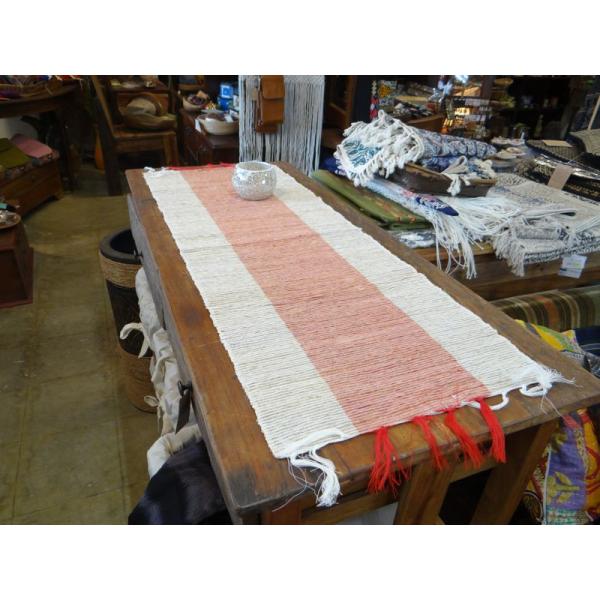 ハーブの根「アカールワンギ（ベチバー）」を乾燥させたものを織り込んだテーブルランナーです。ウッディな香りのするその香りには防虫効果が認められ、リラックス効果があり、不眠や緊張・ストレスを和らげる効果もあります。テーブルセンターや、コンソール...