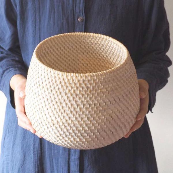 バリ島の職人がラタン(籐)を編み上げ、作られたラタンバスケットです。ナチュラルデザインで、どんなテイストにも馴染むおしゃれなかごです。収納かご、ごみ箱、ダストボックス、鉢カバーなど、アイディア次第で使い方はいろいろです。自然素材のハンドメイ...